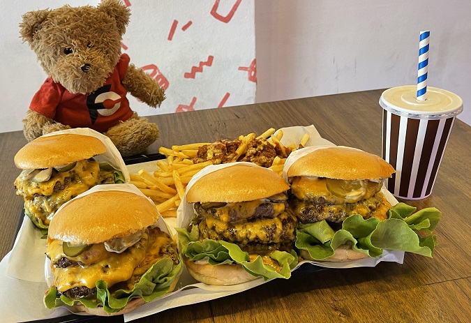 ItsaBurger's Quadruple "King Hulk" Cheeseburger Challenge ...